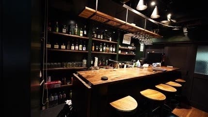 新宿駅から徒歩10分、地下1F、現在営業中のバーの写真1