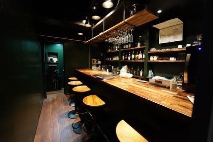 新宿駅から徒歩10分、地下1F、現在営業中のバーの写真2