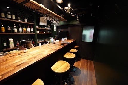 新宿駅から徒歩10分、地下1F、現在営業中のバーの写真3