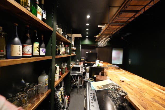 新宿駅から徒歩10分、地下1F、現在営業中のバーの写真4