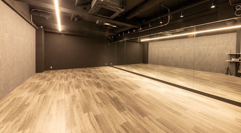 【スタジオ１】川崎駅8分／広さ43.4㎡、鏡幅7.3mの中型レンタルスタジオ／ダンスの練習や各種教室利用に最適