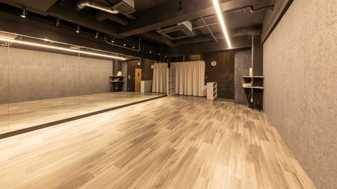 【スタジオ１】川崎駅8分／広さ43.4㎡、鏡幅7.3mの中型レンタルスタジオ／ダンスの練習や各種教室利用に最適の写真4