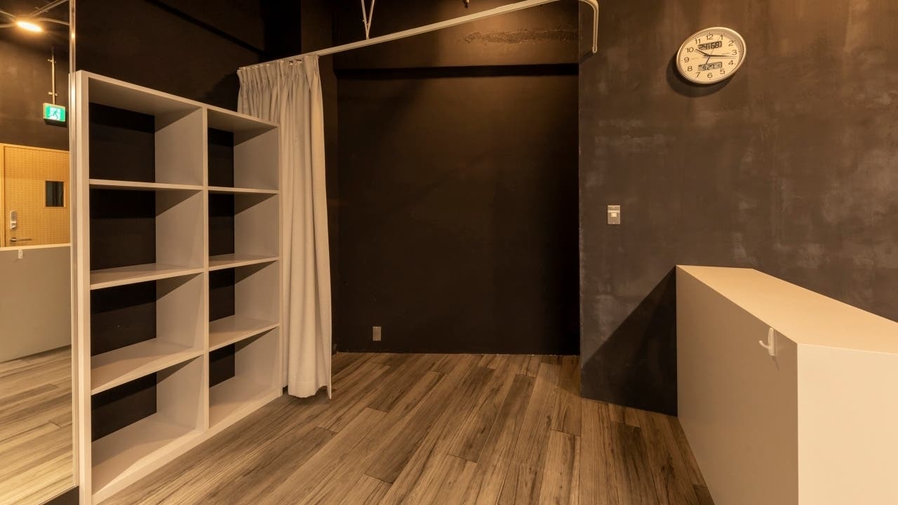 【スタジオ１】川崎駅8分／広さ43.4㎡、鏡幅7.3mの中型レンタルスタジオ／ダンスの練習や各種教室利用に最適の写真5