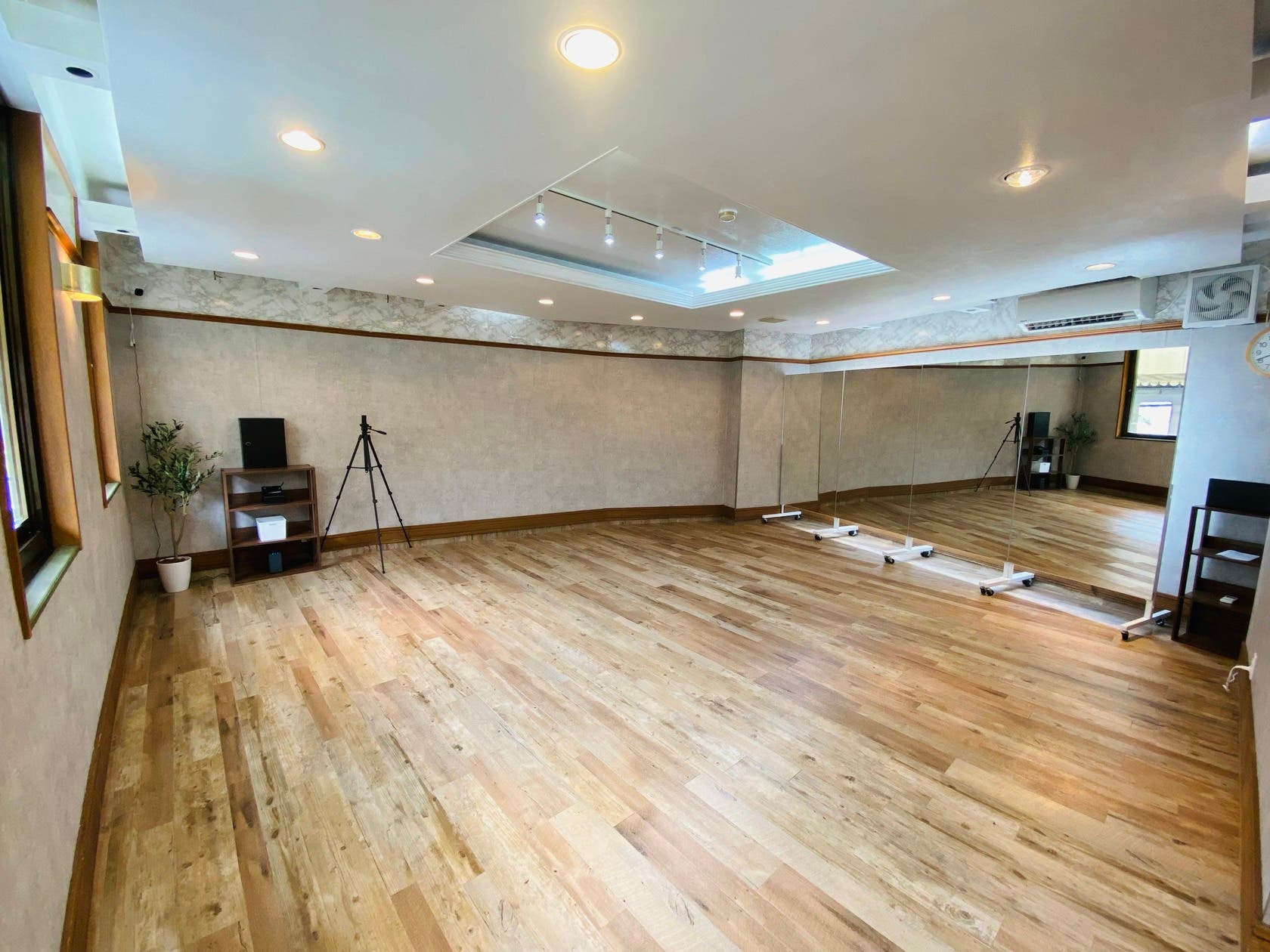 駅から徒歩1分の駅チカスタジオ！【ダンス練習】【ヨガ、ピラティス教室】【動画撮影】多用途でご利用いただけます。イーチプラスの写真1