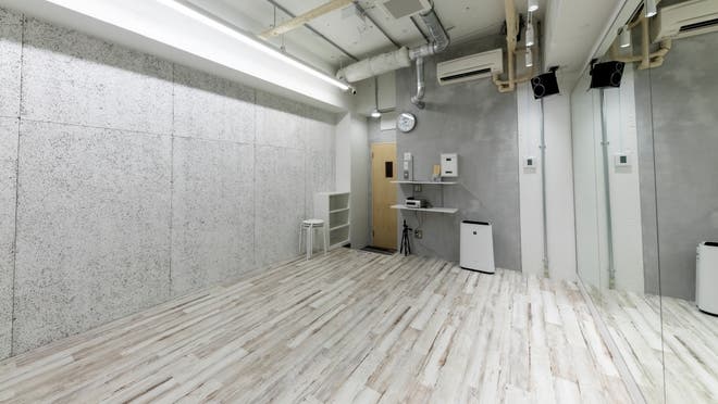 【スタジオ2】川崎駅8分/レンタルスタジオ/広さ20.2㎡、鏡幅4.3m/個人練習や少人数レッスンに最適の写真4