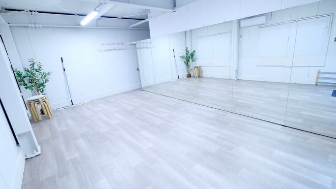 【北千住駅5分】約20平米|横6m×縦3.5m|地域最安|天井高|清潔感有|5人位で丁度👍|毎日清掃🧹|レンタルスタジオの写真1