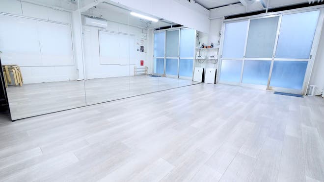 【北千住駅5分】約20平米|横6m×縦3.5m|地域最安|天井高|清潔感有|5人位で丁度👍|毎日清掃🧹|レンタルスタジオの写真3