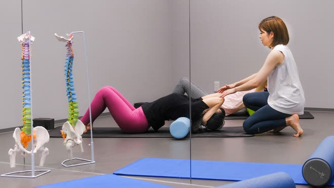 リノリウム床材、壁一面天井まで鏡張り、音響完備のレッスンスペースの写真2