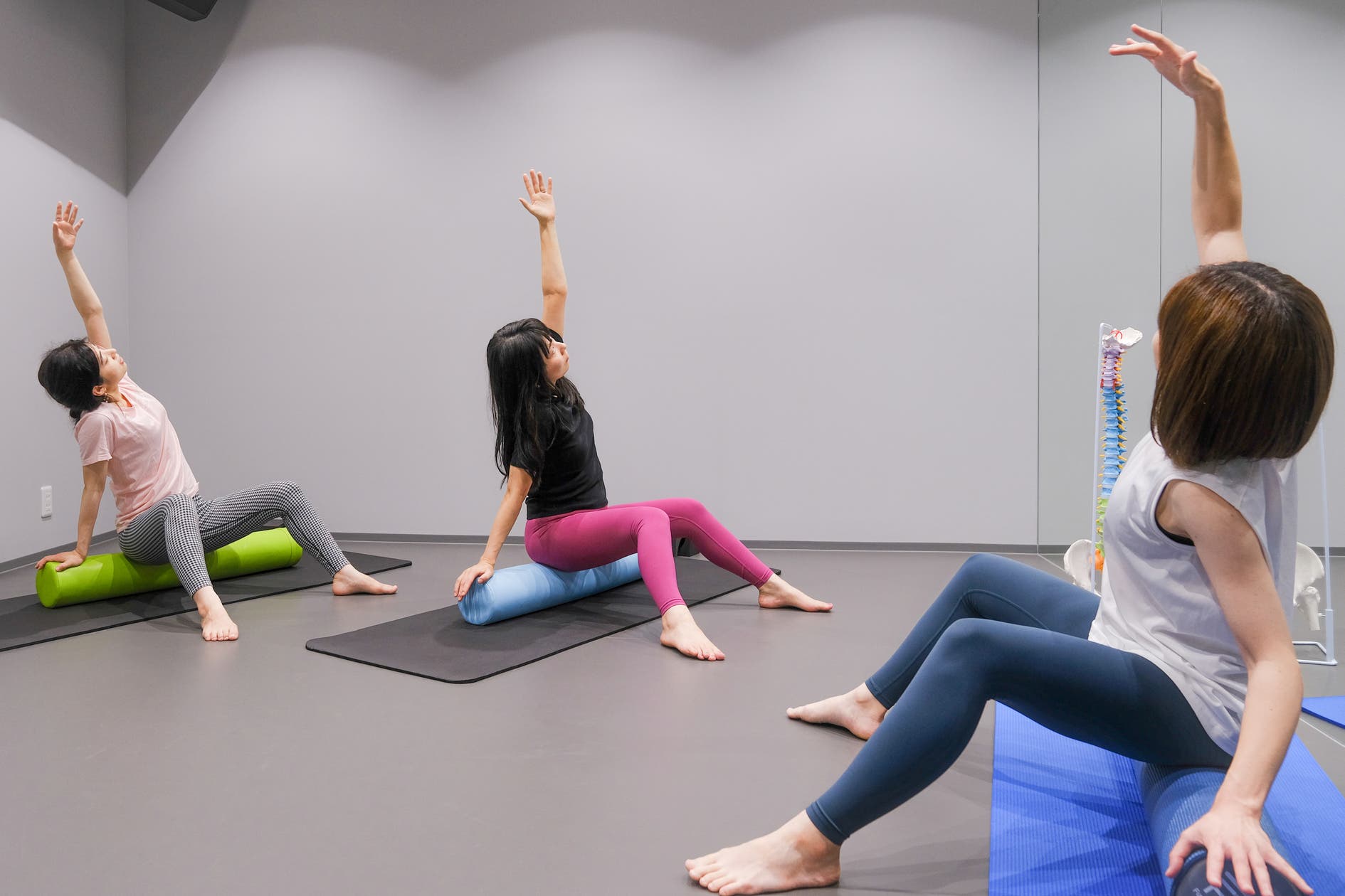 リノリウム床材、壁一面天井まで鏡張り、音響完備のレッスンスペースの写真4