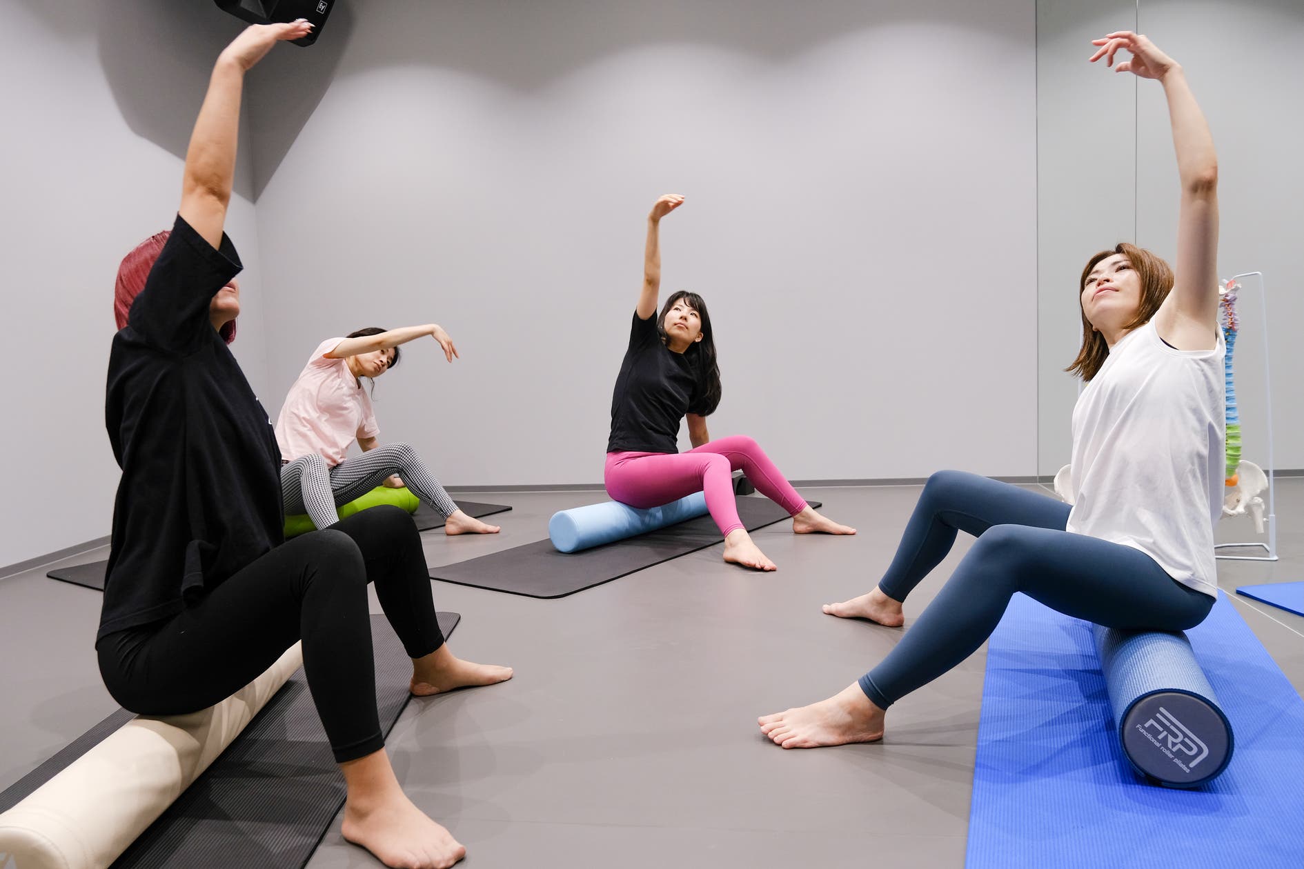 リノリウム床材、壁一面天井まで鏡張り、音響完備のレッスンスペースの写真5