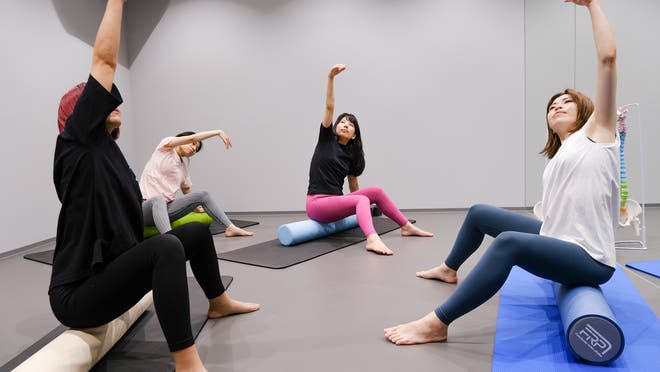 リノリウム床材、壁一面天井まで鏡張り、音響完備のレッスンスペースの写真5