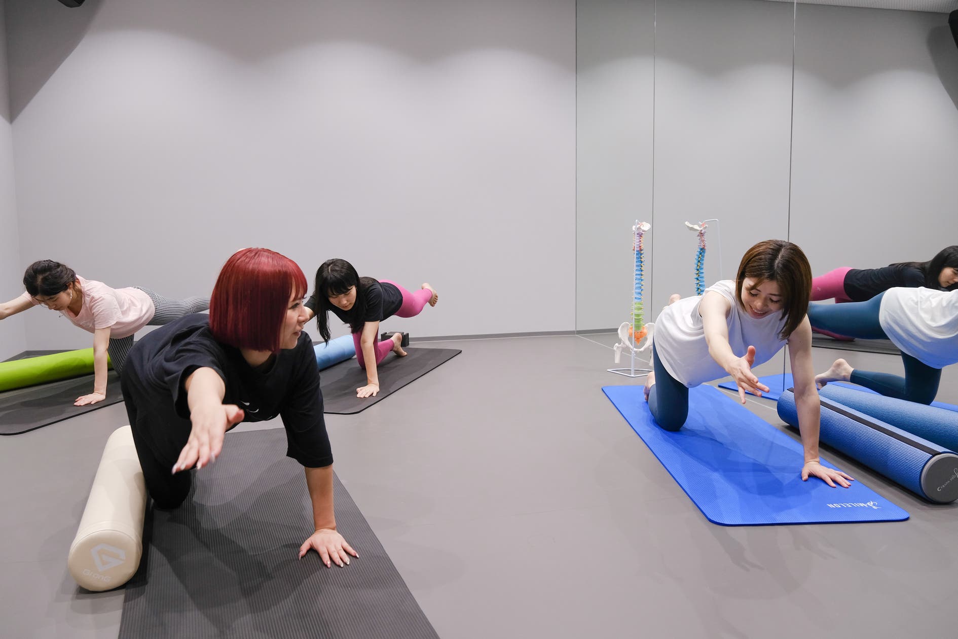 リノリウム床材、壁一面天井まで鏡張り、音響完備のレッスンスペースの写真6