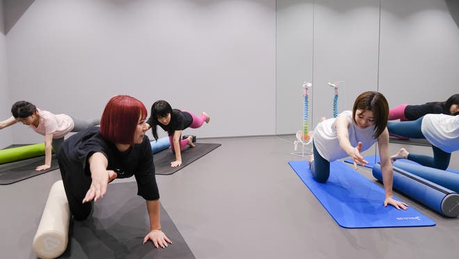 リノリウム床材、壁一面天井まで鏡張り、音響完備のレッスンスペースの写真6