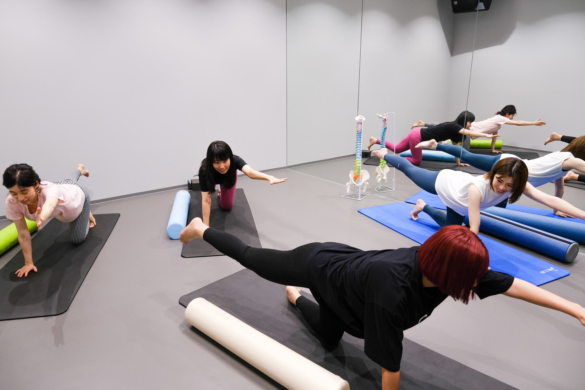 リノリウム床材、壁一面天井まで鏡張り、音響完備のレッスンスペースの写真7