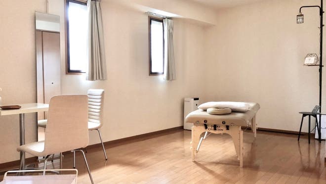 【南森町駅1分】シンプル&かわいい内装✨静かでお洒落な人気サロンです✨長時間・1日料金が格安✨エステや整体の施術/練習にの写真1