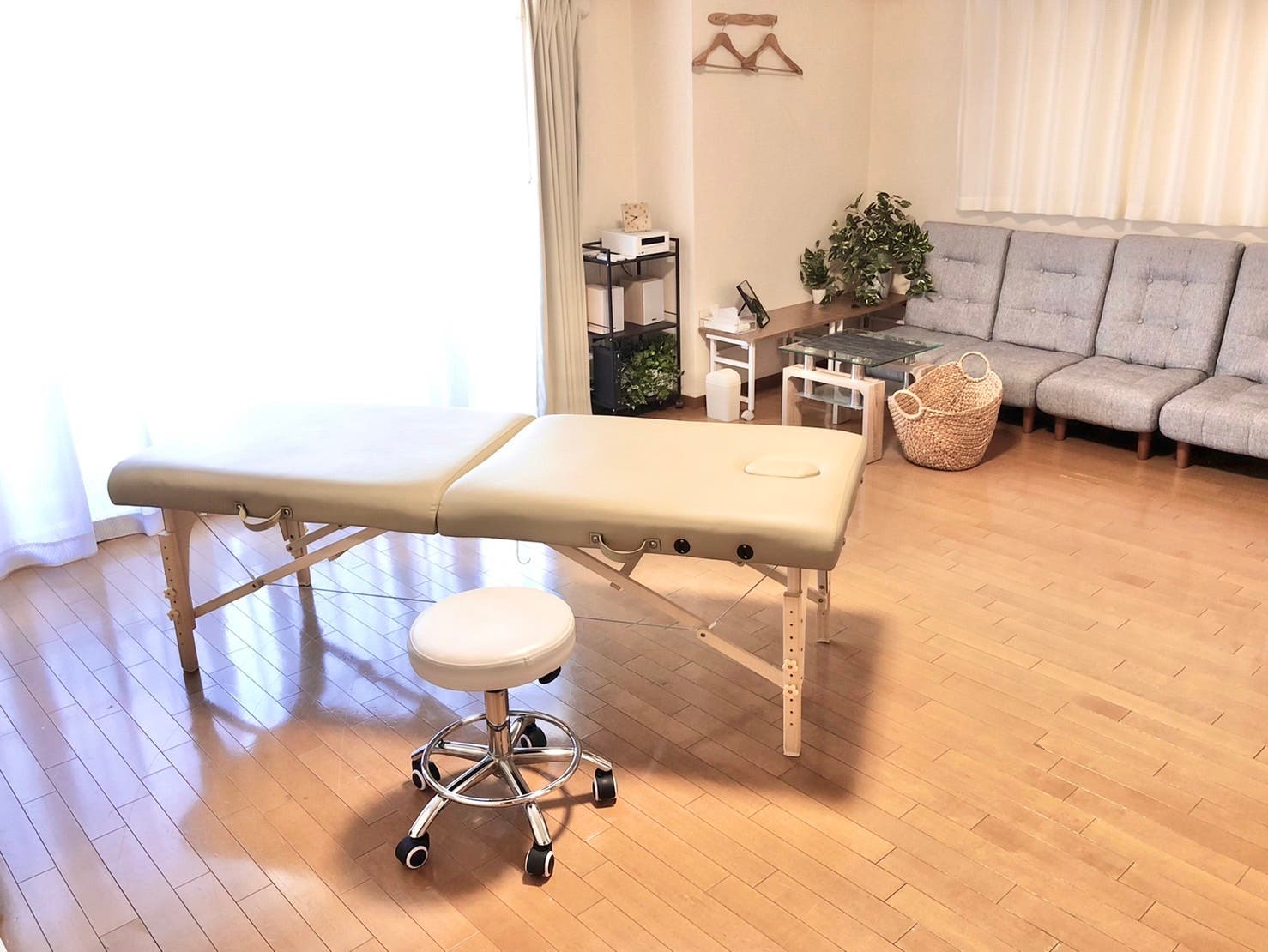 【人気】南森町駅１分✨大阪駅から１駅✨完全個室14帖の広々サロン✨施術ベッド4台まで対応✨講座・練習・体験会にも！の写真2