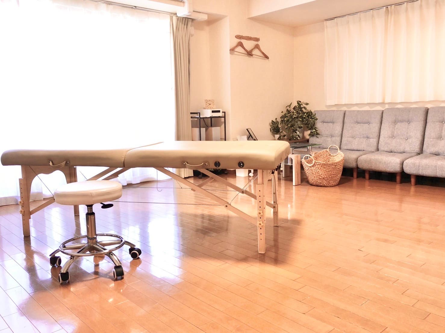 【人気】南森町駅１分✨大阪駅から１駅✨完全個室14帖の広々サロン✨施術ベッド4台まで対応✨講座・練習・体験会にも！の写真6