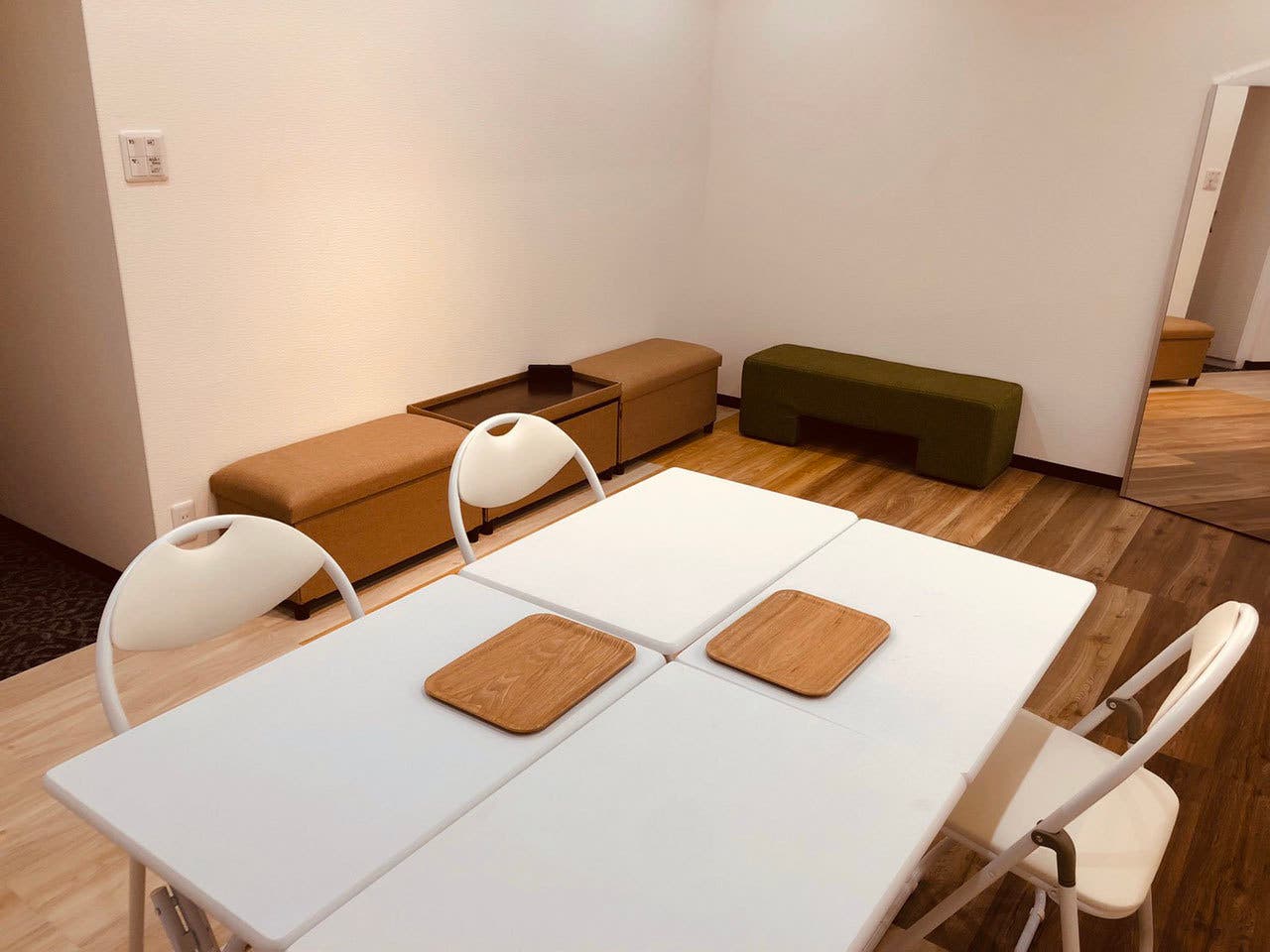 折りたたみ机（高さ66cm、天板サイズ 70×45cm、白）の画像1