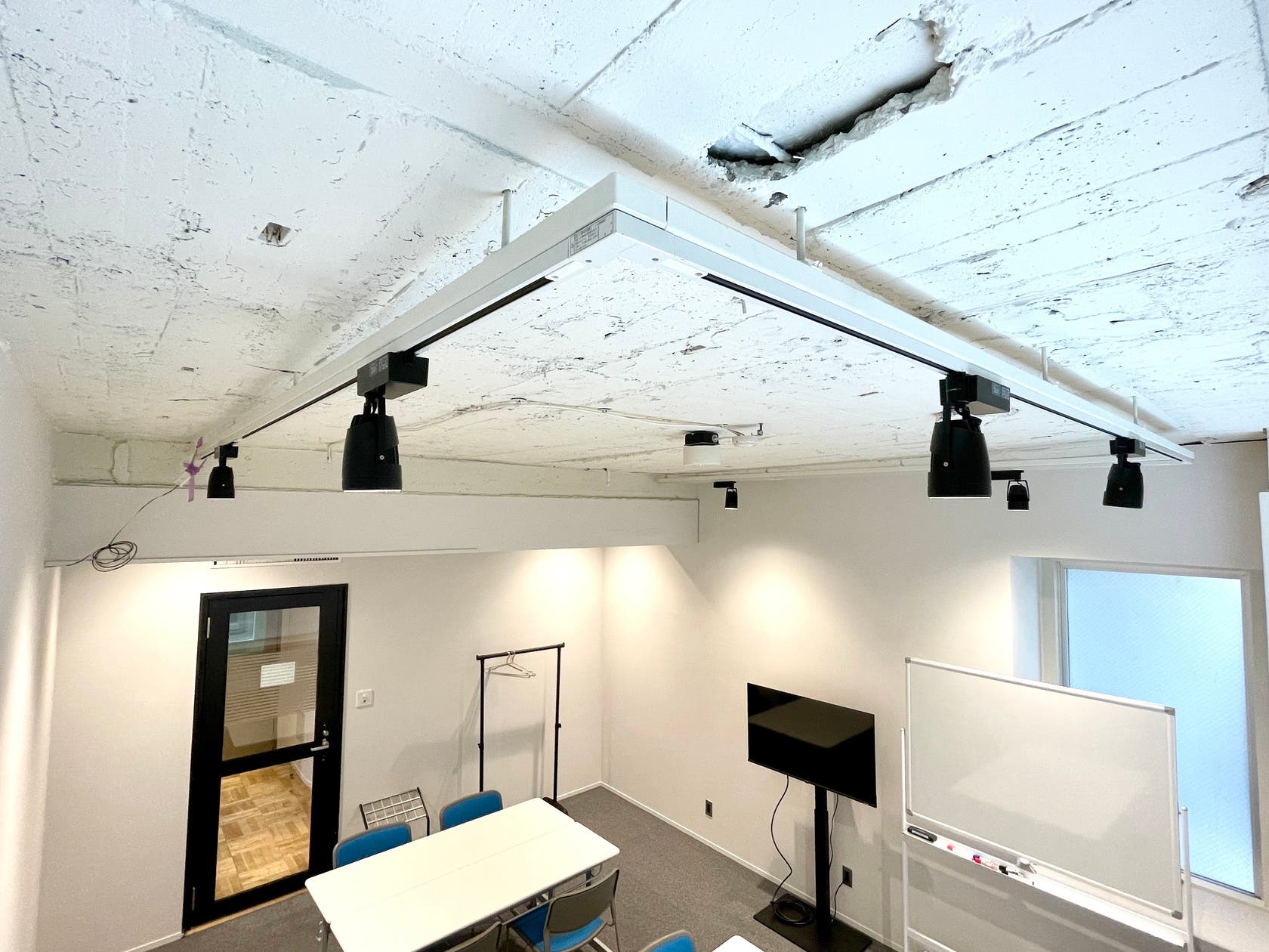 4B【六本木駅1分】8名着席の貸し会議室！備品無料◎の写真4