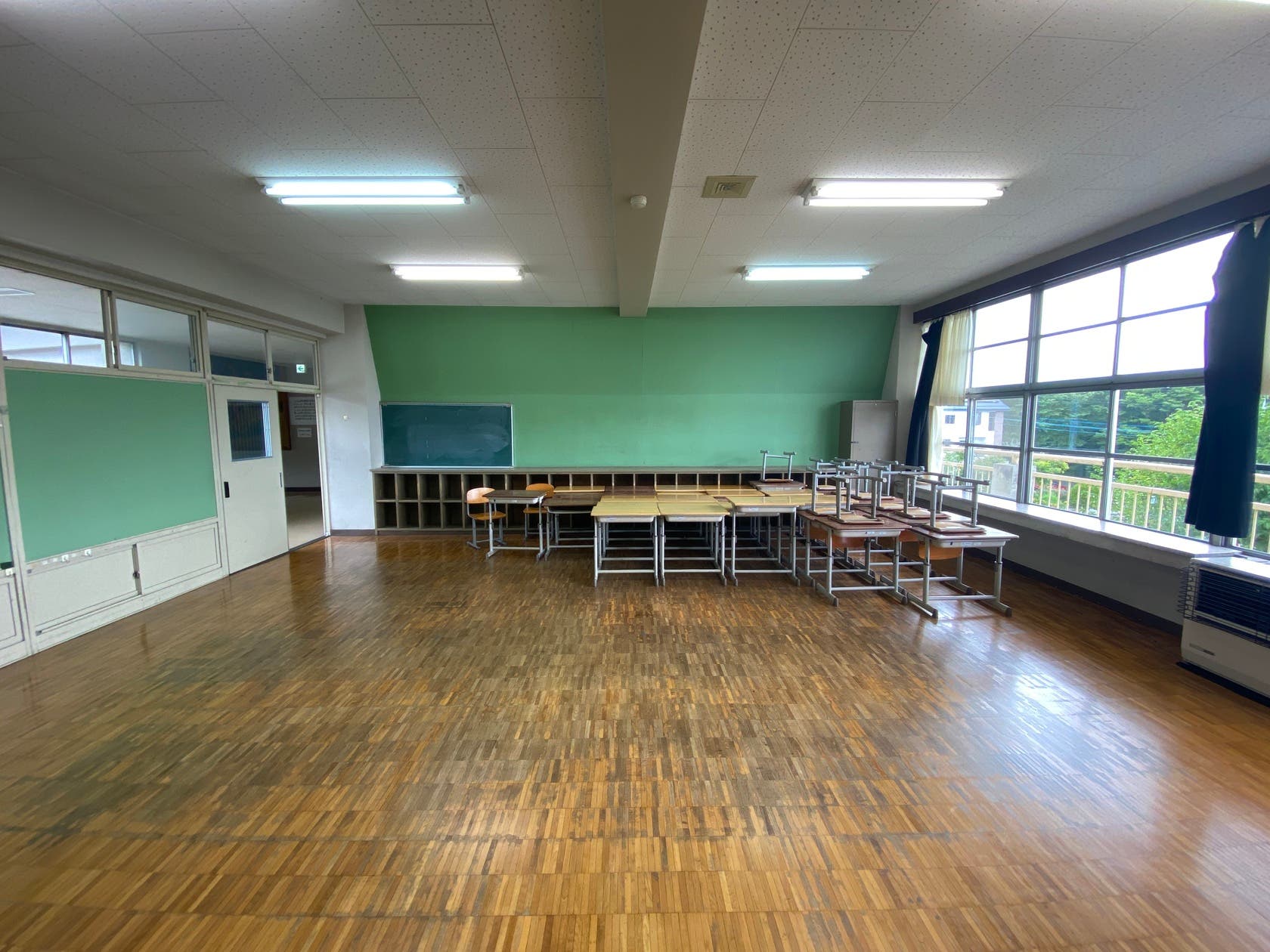 普通教室【3】 標高1165mの清里高原にある廃校になった小学校の普通教室です。（この教室には机や椅子はありません）の写真5