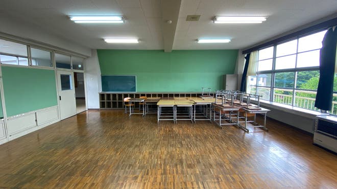 普通教室【3】 標高1165mの清里高原にある廃校になった小学校の普通教室です。(この教室には机や椅子はありません)の写真5