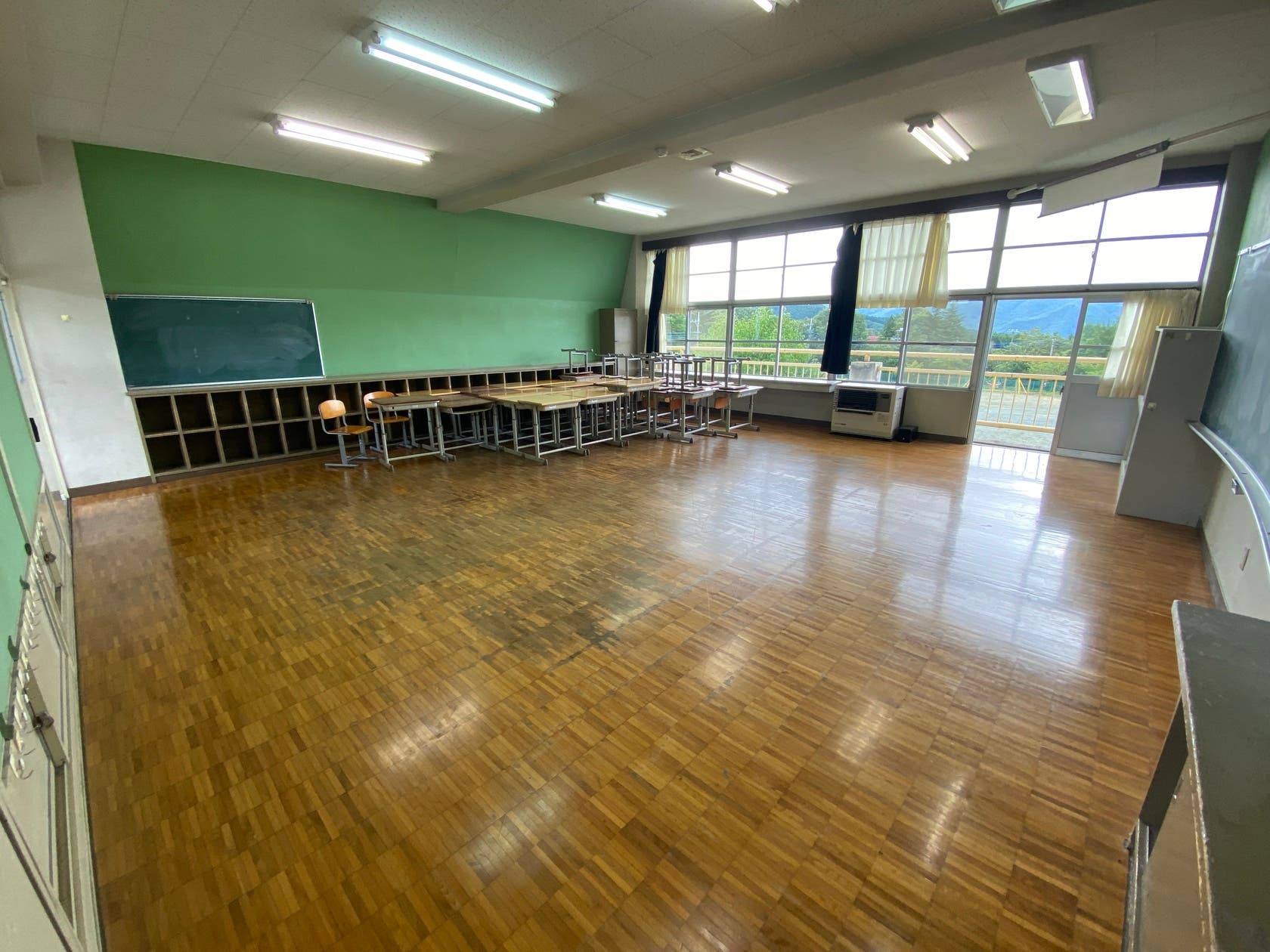 普通教室【3】 標高1165mの清里高原にある廃校になった小学校の普通教室です。（この教室には机や椅子はありません）の写真6
