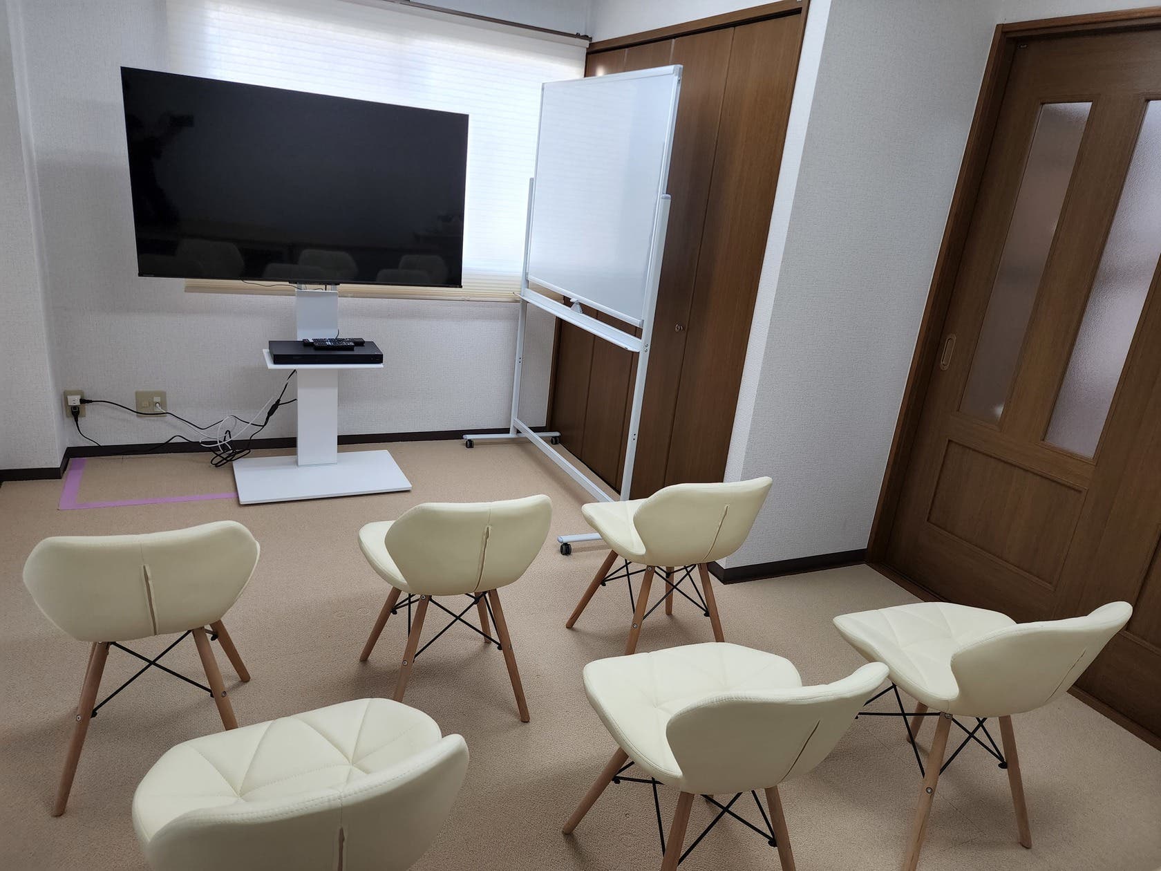 草加駅東口から徒歩3分/24時まで使える/お部屋タイプの小さな会議室/Wifi/web面談/女子会/推し活/ボードゲームの写真10