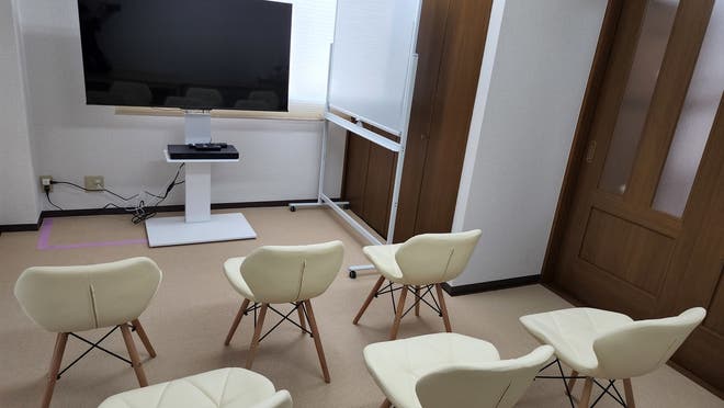 草加駅東口から徒歩3分/24時まで使える/お部屋タイプの小さな会議室/Wifi/web面談/女子会/推し活/ボードゲームの写真10