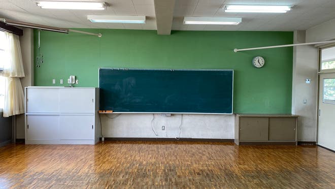 普通教室【4】 標高1165mの清里高原にある廃校になった小学校の普通教室です。(この教室には机や椅子はありません)の写真2