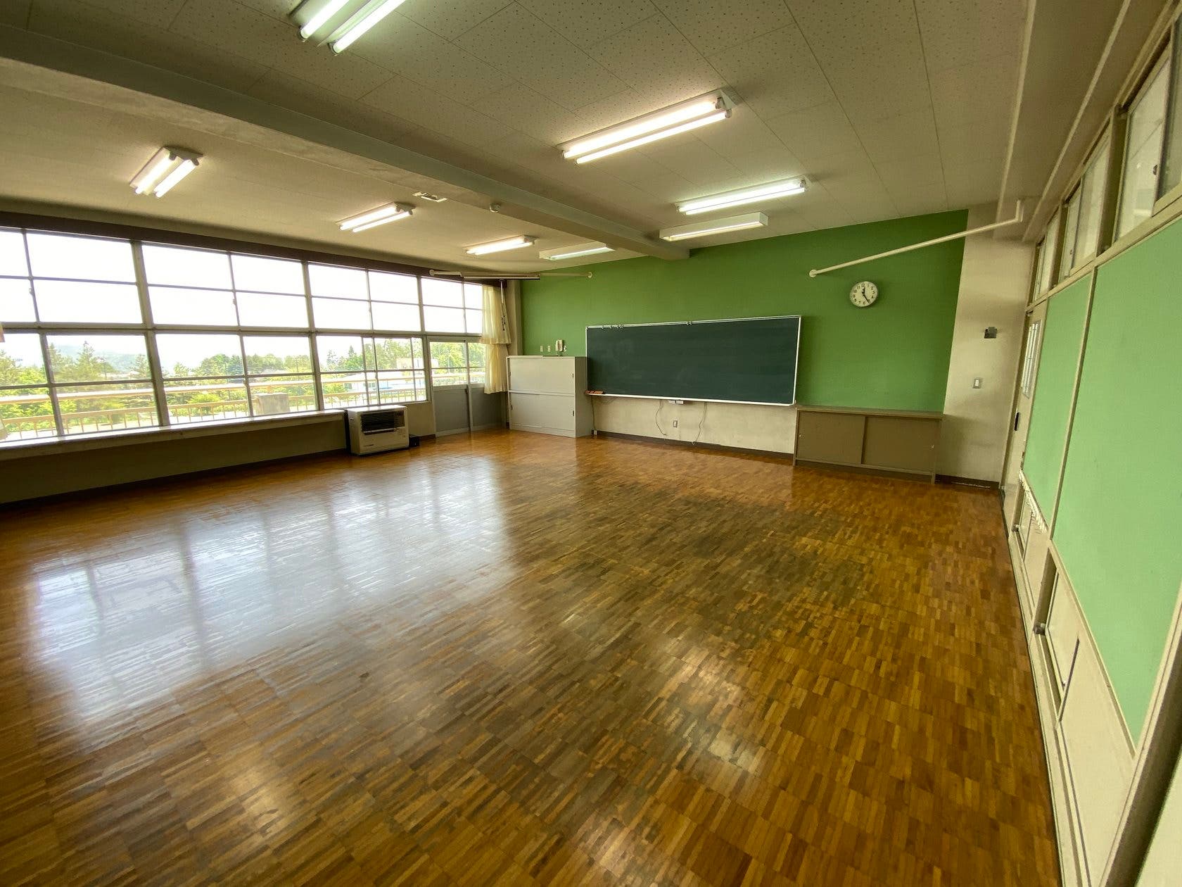 普通教室【4】 標高1165mの清里高原にある廃校になった小学校の普通教室です。（この教室には机や椅子はありません）の写真5