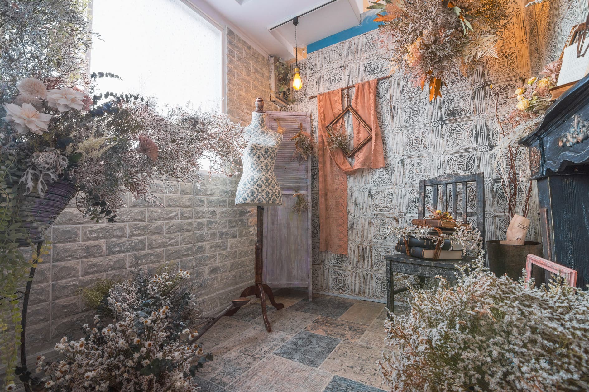 【ロビンスタジオ】 窓からの明るい自然光のあふれる空間 シャビーテイストを基調としたスタジオの写真4