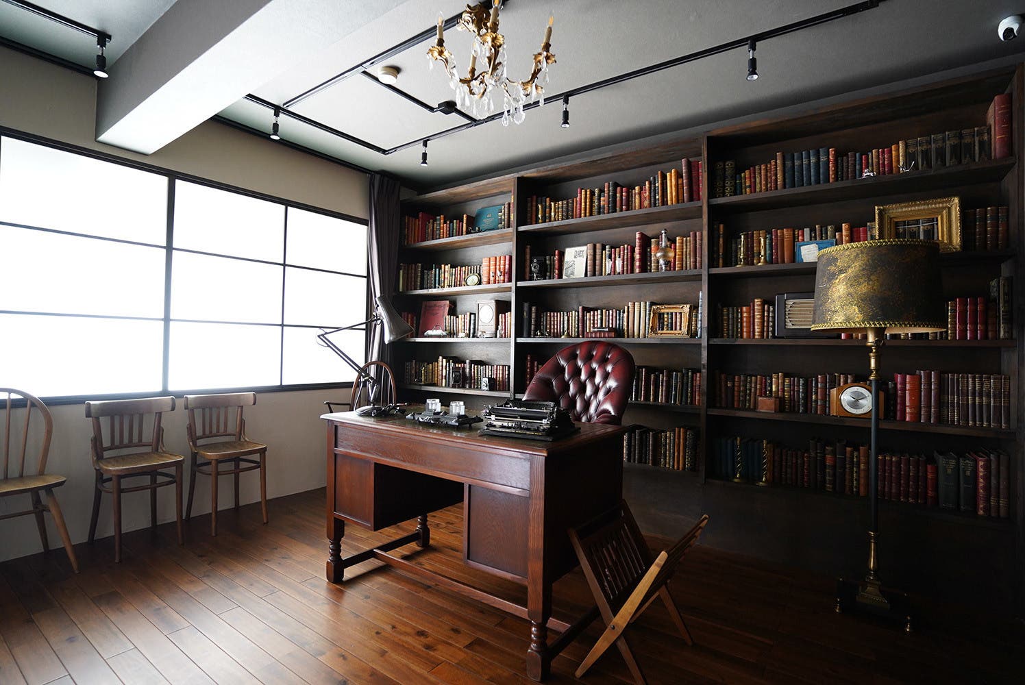 田町駅徒歩5分｜アンティーク家具・雑貨・洋書が大量に揃う書斎スタジオ｜本棚・白壁・コンクリート壁・ウッド壁等豊富な背景　自然光◎の写真5