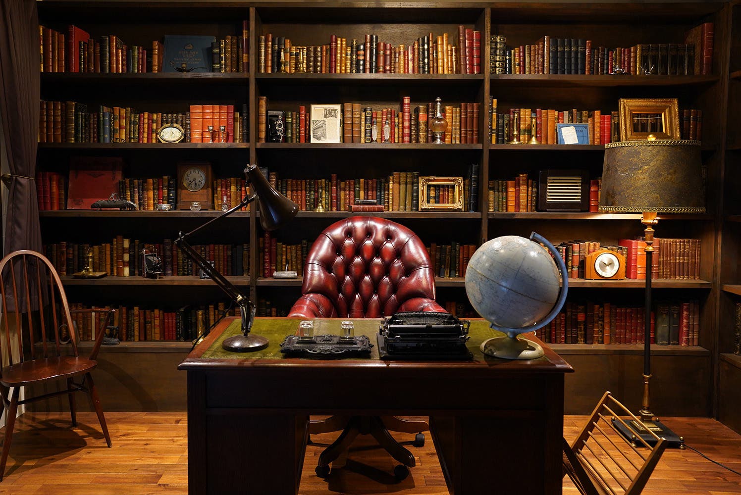 田町駅徒歩5分｜アンティーク家具・雑貨・洋書が大量に揃う書斎スタジオ｜本棚・白壁・コンクリート壁・ウッド壁等豊富な背景　自然光◎の写真6