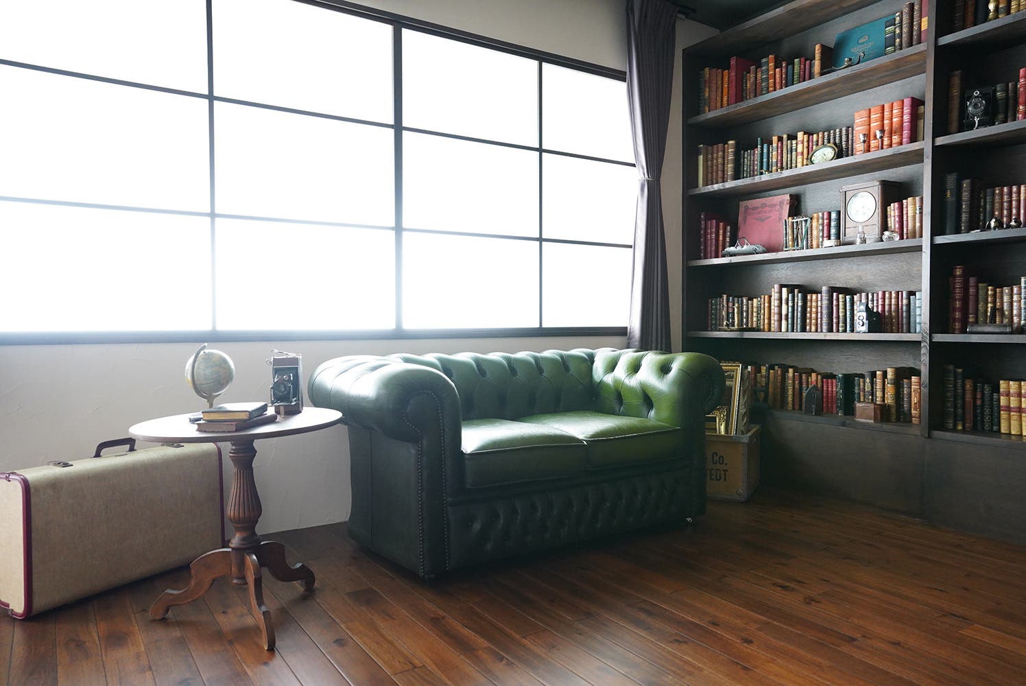 田町駅徒歩5分｜アンティーク家具・雑貨・洋書が大量に揃う書斎スタジオ｜本棚・白壁・コンクリート壁・ウッド壁等豊富な背景　自然光◎の写真7