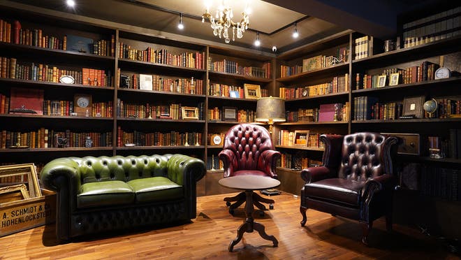 田町駅徒歩5分|アンティーク家具・雑貨・洋書が大量に揃う書斎スタジオ|本棚・白壁・コンクリート壁・ウッド壁等豊富な背景 自然光◎の写真3