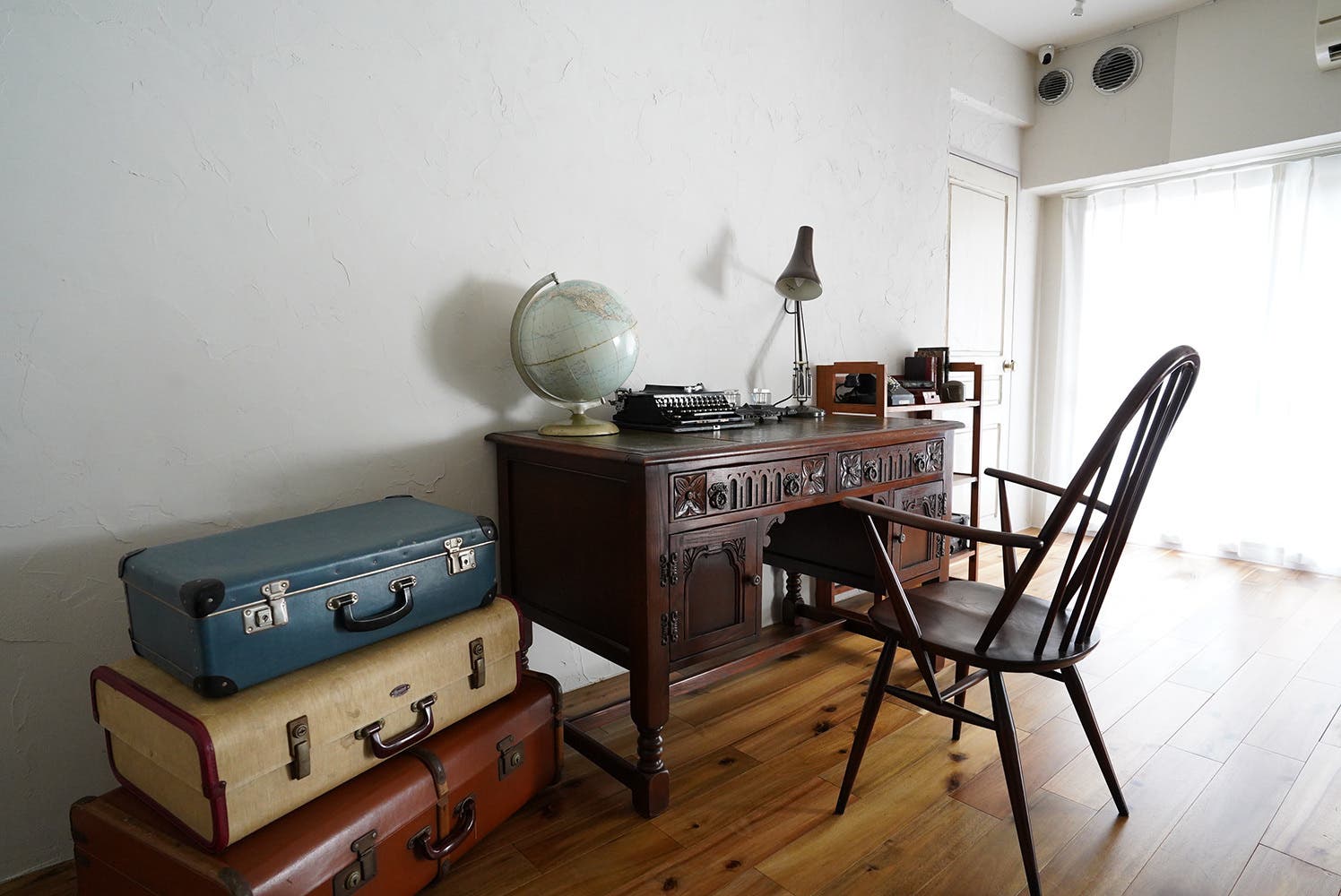 田町駅徒歩5分｜アンティーク家具・雑貨・洋書が大量に揃う書斎スタジオ｜本棚・白壁・コンクリート壁・ウッド壁等豊富な背景　自然光◎の写真11