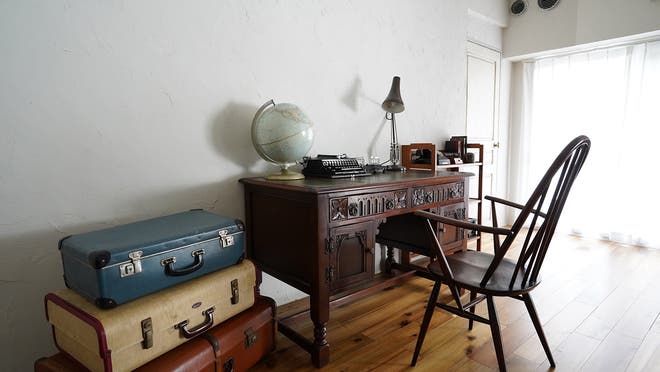 田町駅徒歩5分|アンティーク家具・雑貨・洋書が大量に揃う書斎スタジオ|本棚・白壁・コンクリート壁・ウッド壁等豊富な背景 自然光◎の写真11