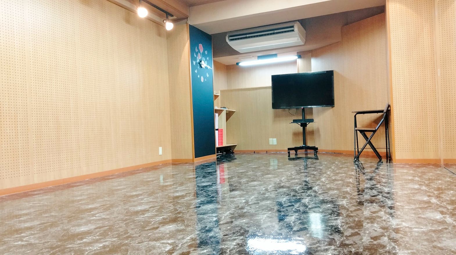 松山市駅3分🚶‍♀️ダンスができるレンタルスタジオ🙆‍♀️ 幅4.5ｍ、高さ1.8mの大型鏡/広さ38㎡/無料Wi-Fiの写真9