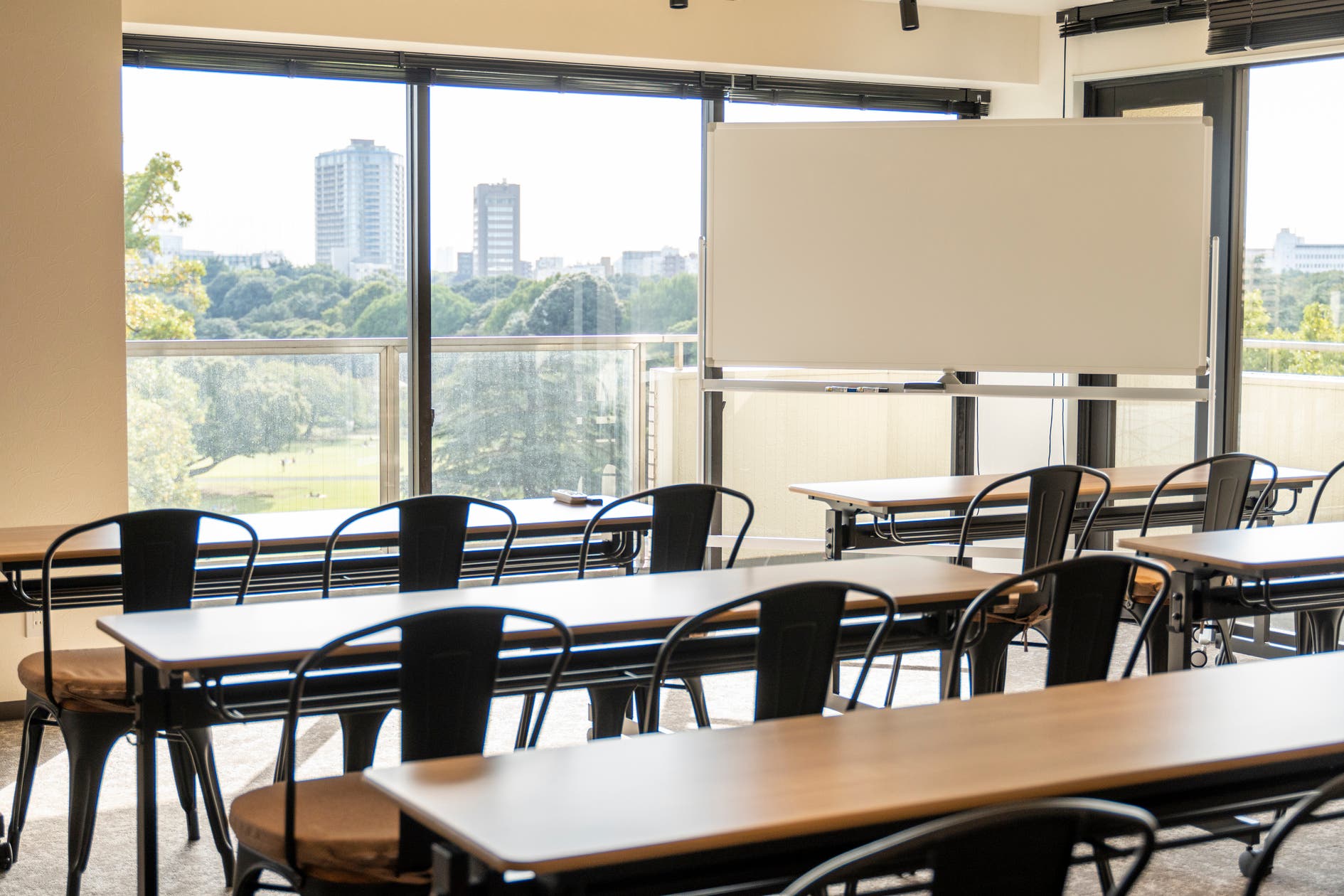 8A【新宿御苑前駅2分】69名着席の会議室！設備・備品が充実♪Wi-Fi無料！清掃で衛生面も安心♥便利な駅近の写真3