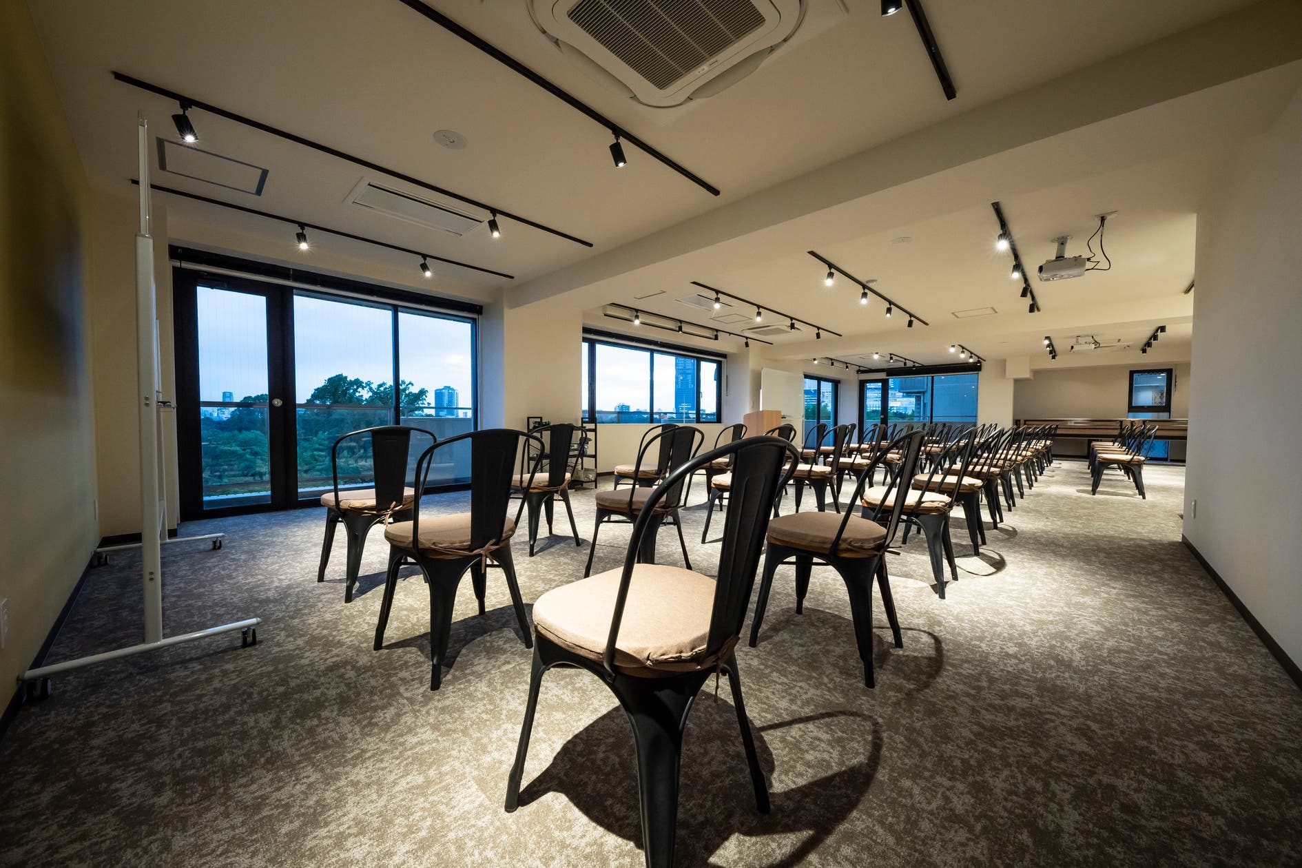 8A【新宿御苑前駅2分】69名着席の会議室！設備・備品が充実♪Wi-Fi無料！清掃で衛生面も安心♥便利な駅近の写真6