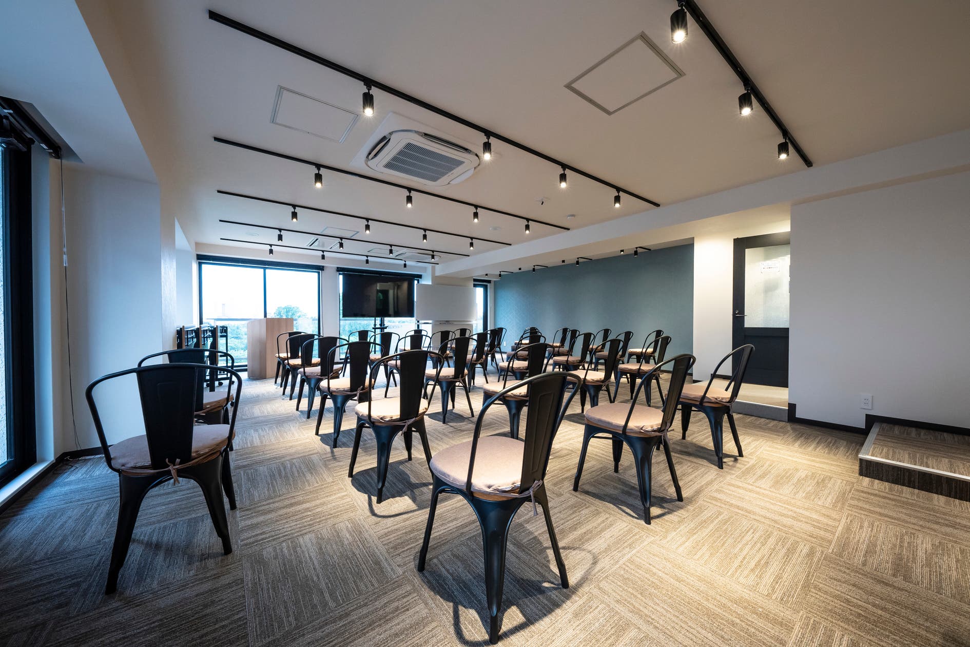 8B【新宿御苑前駅2分】39名着席の会議室！設備・備品が充実♪Wi-Fi無料！清掃で衛生面も安心♥便利な駅近の写真6