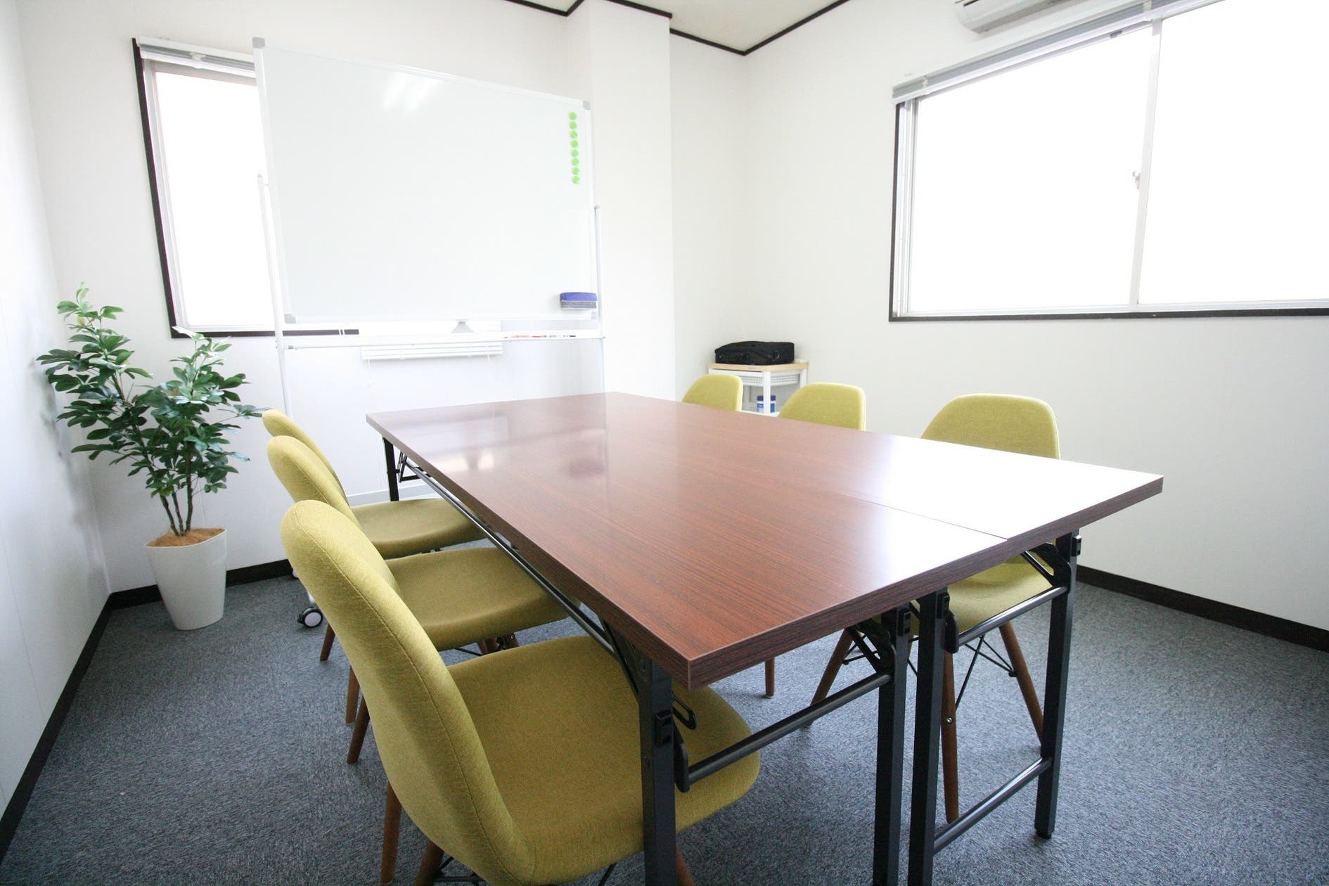 🎯心斎橋駅徒歩1分🎯ネットが速くなりました📣【インボイス対応で経費も安心】🌈8人収容🌈24時間営業🌈◆お気軽会議室心斎橋sol◆の写真1