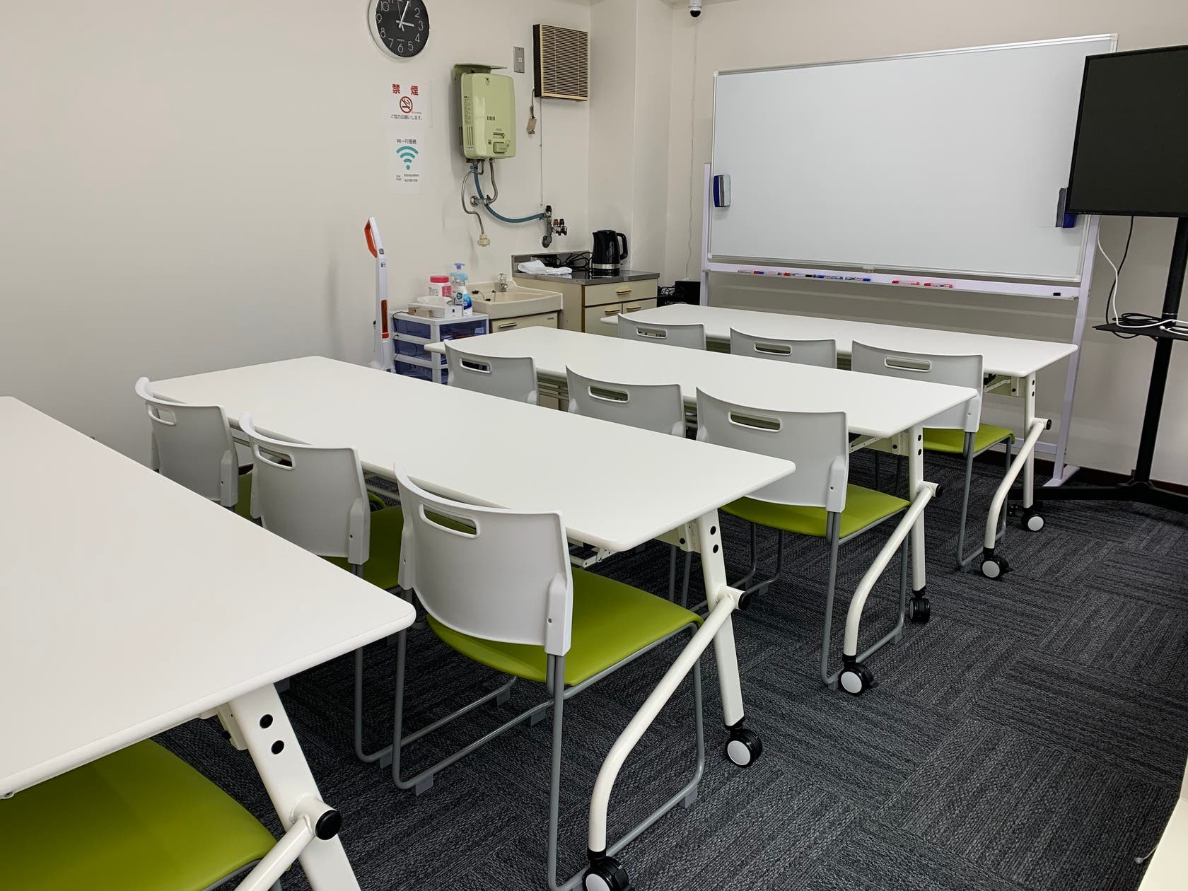 クーポン❗新橋駅徒歩50秒🚶‍♀️24h営業✅清潔な空間で会議💻セミナーに最適✨女性のみでも安心の写真2