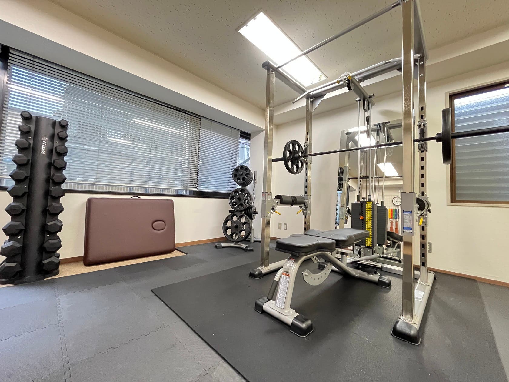 【人形町駅3分】パーソナル向けの器具完備！綺麗で広々と使える個室ジム 【スペース①】パワーラックの部屋の写真2