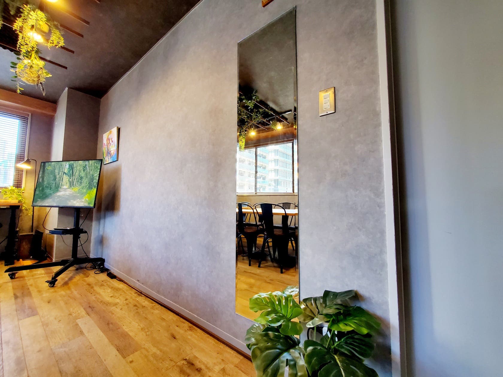 【カフェ風】充実設備🚃北浜5分👢土足OK✨光&有線LAN🪞ミラー🎥プロジェクタ☀二面採光🖥️モニター4台【会議室】の写真9