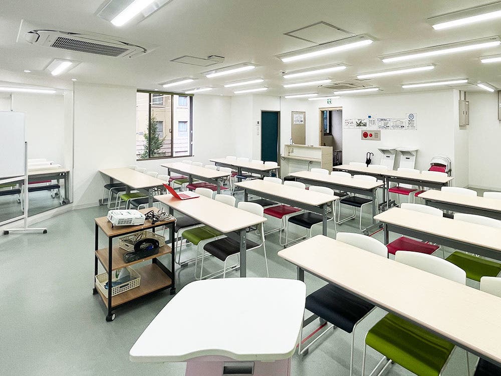 【天神駅徒歩2分】定員34名+予備椅子6名！プロジェクター含む備品・高速Wi-Fi無料！別館401会議室の写真4