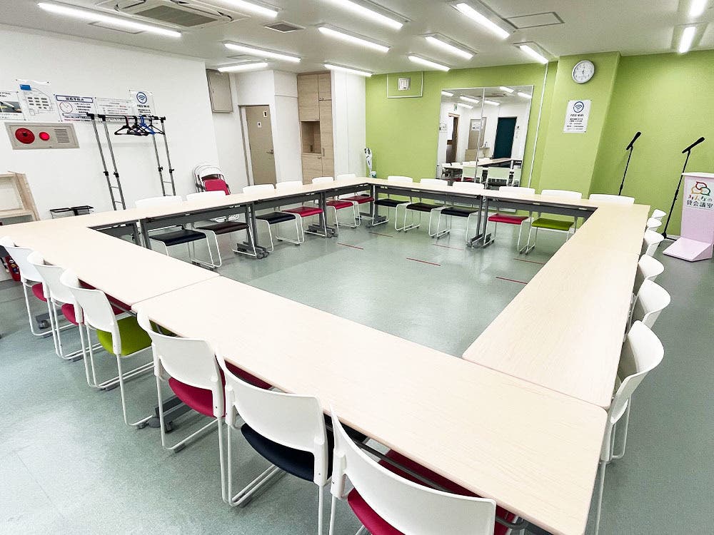 【天神駅徒歩2分】定員34名+予備椅子6名！プロジェクター含む備品・高速Wi-Fi無料！別館401会議室の写真1