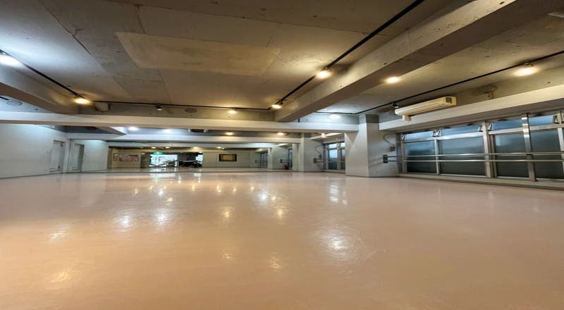 ロビーあり！バレエ、ダンス、ヨガに最適！リノリウム、バー、大きな鏡完備のスタジオ