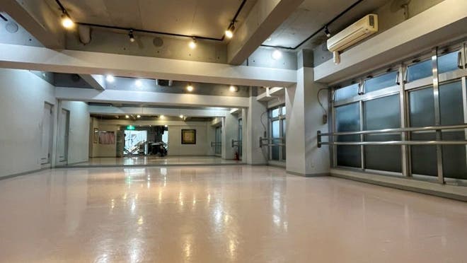 ロビーあり!バレエ、ダンス、ヨガに最適!リノリウム、バー、大きな鏡完備のスタジオの写真1