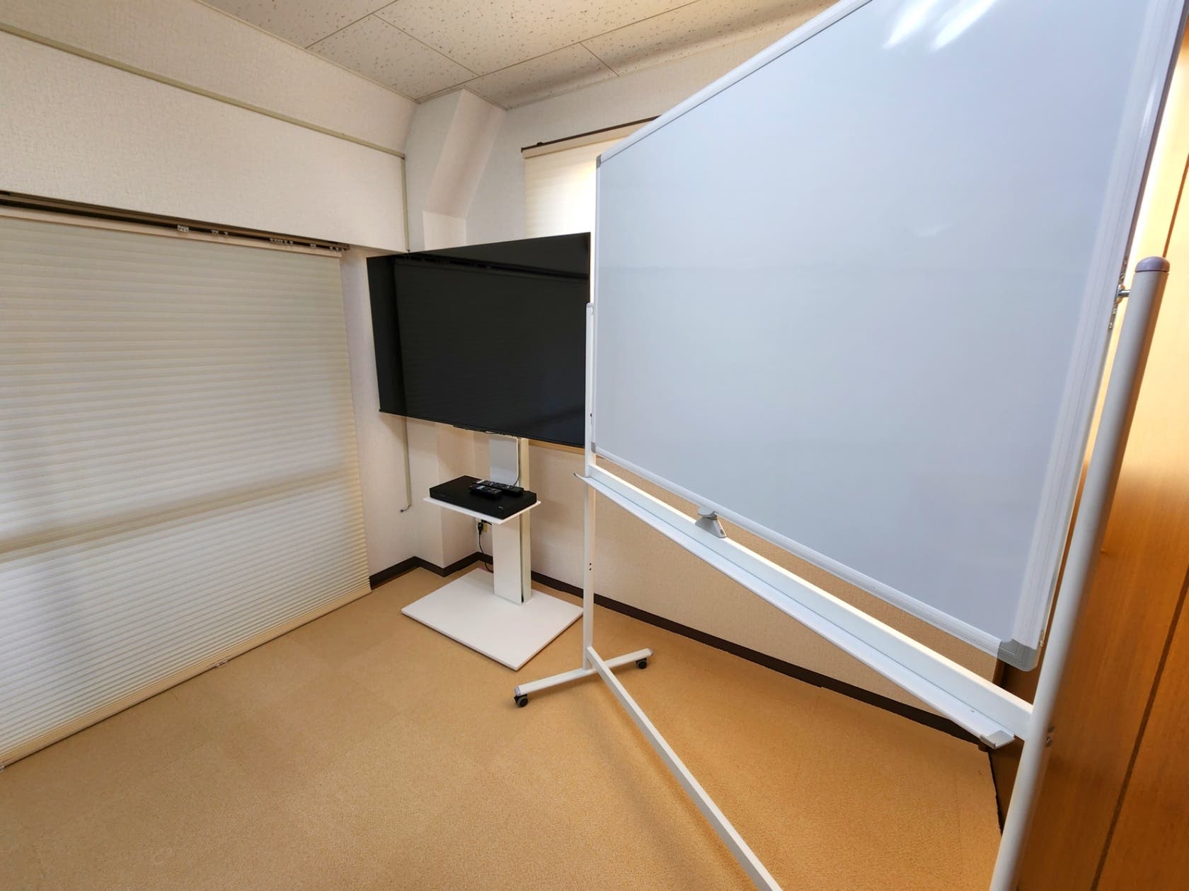 草加駅東口から徒歩3分/24時まで使える/お部屋タイプの小さな会議室/Wifi/web面談/女子会/推し活/ボードゲームの写真9